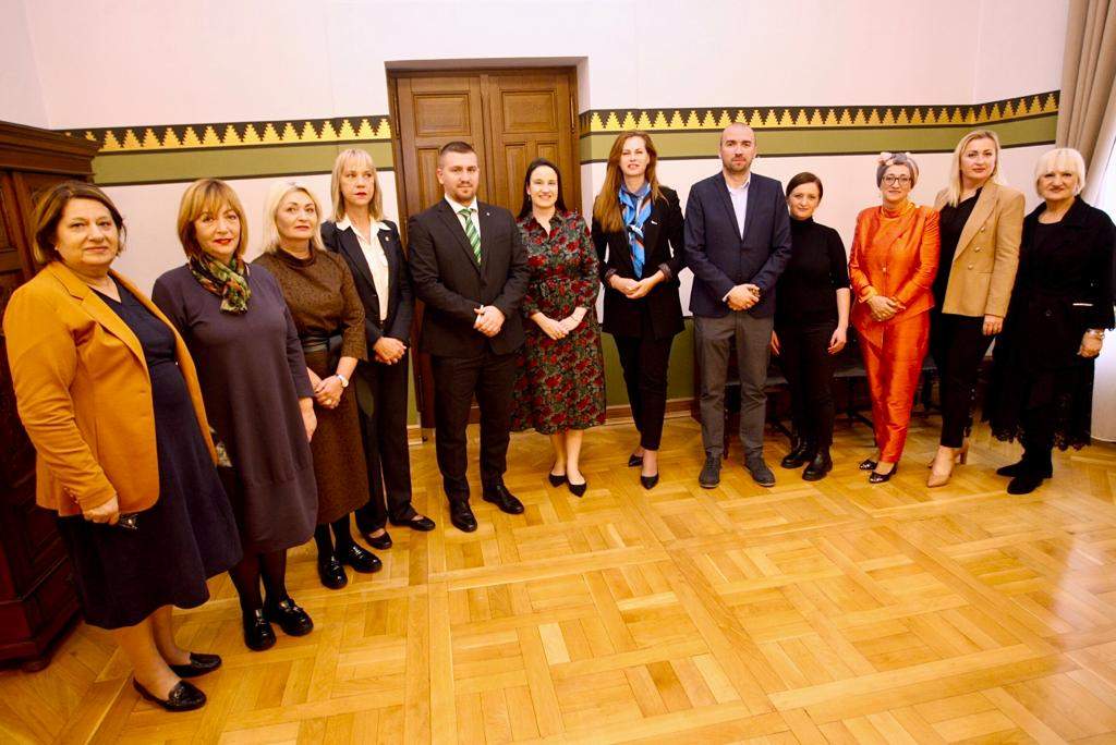 Obećano - ispunjeno: Karić potpisala ugovor sa svim bh. sigurnim kućama ...